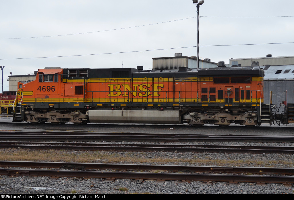 BNSF 4696
